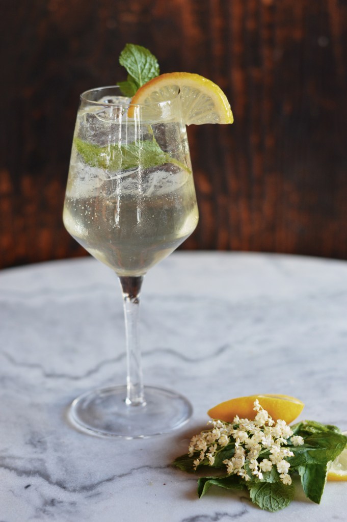 Hugo Prosecco Cocktail (Elderflower-Mint-Lemon Prosecco Cocktail ...